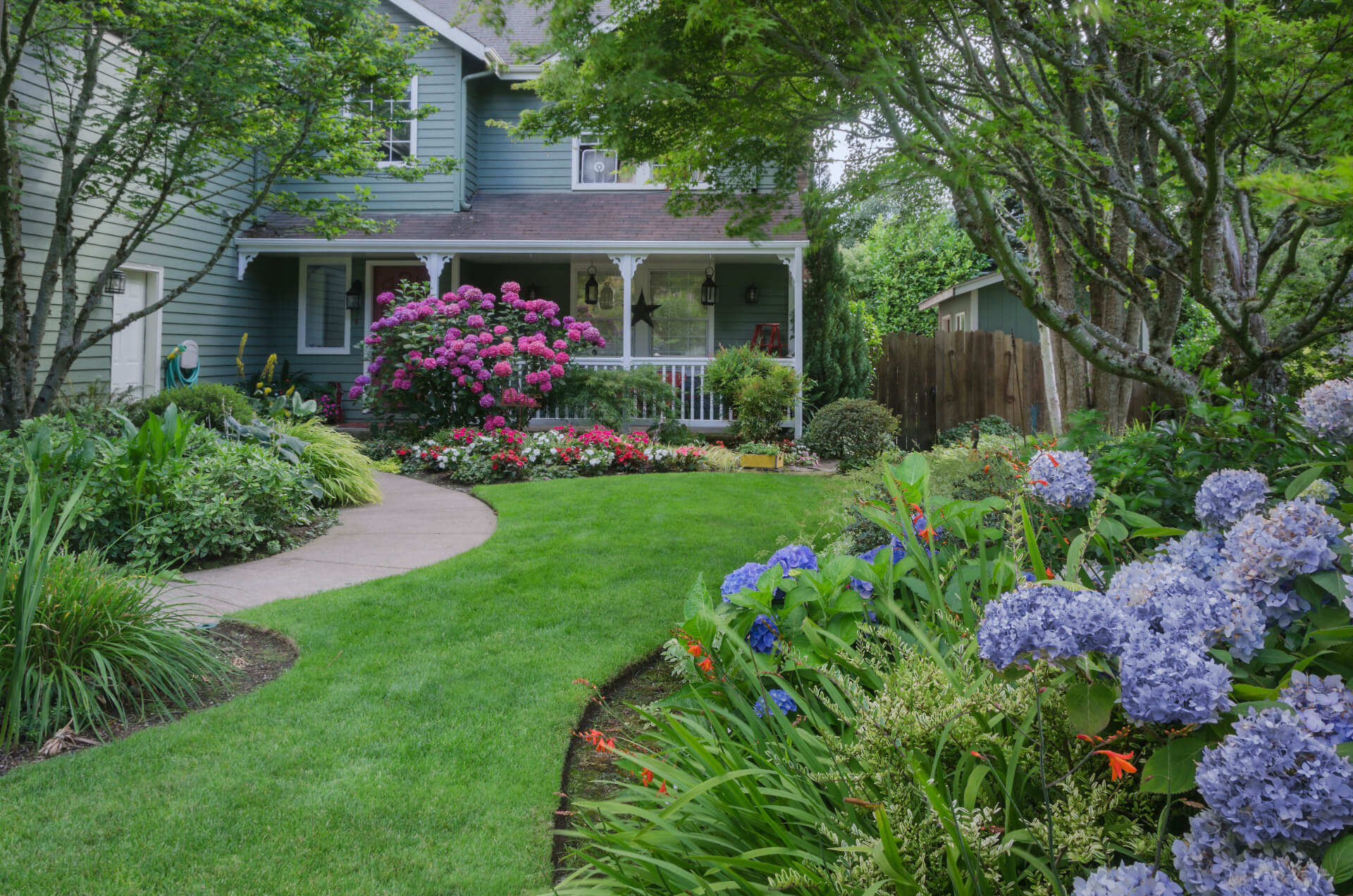 Custom Lawn and Landscape Ideas for Building an Outdoor Oasis